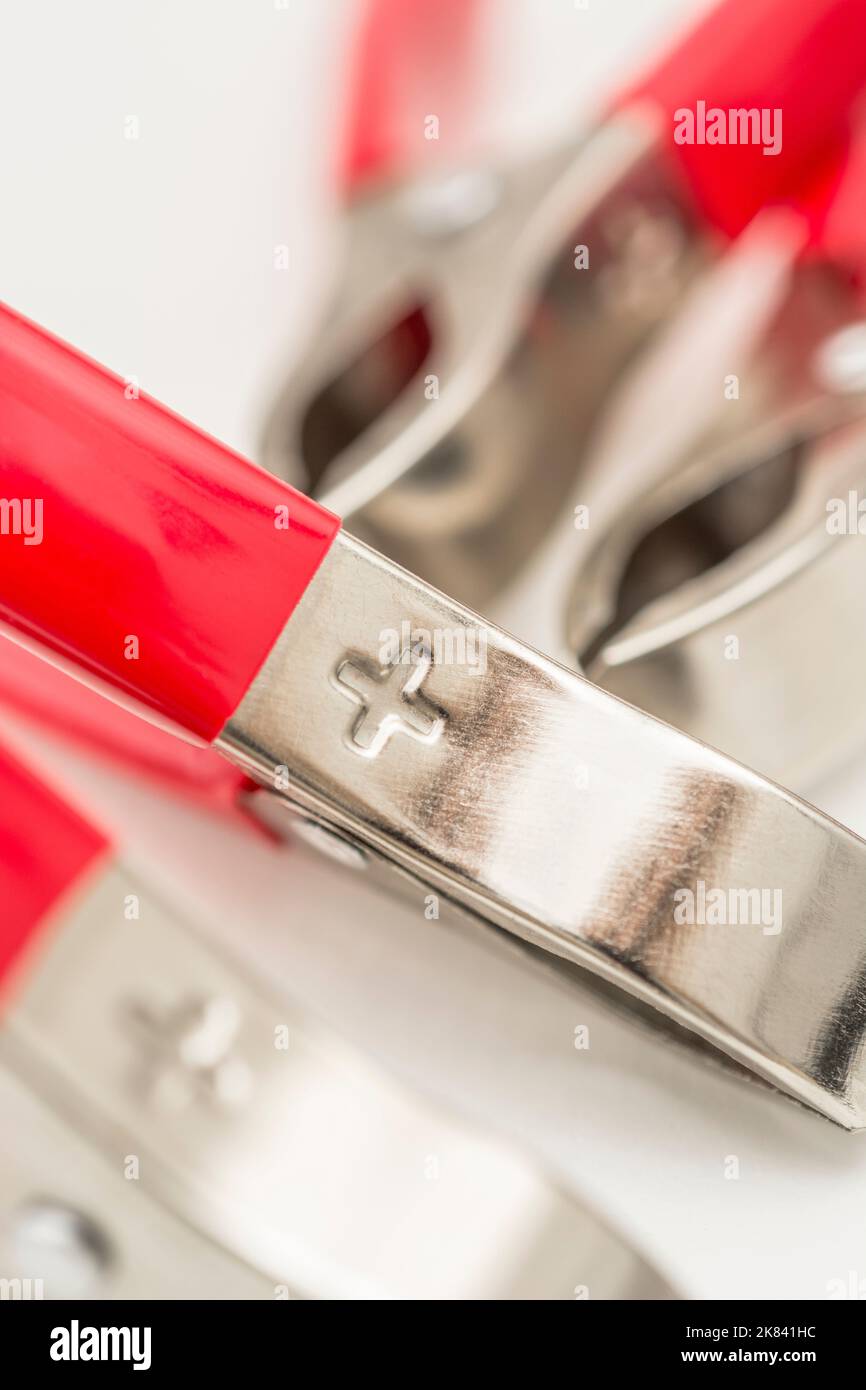 Red positive / +'ve battery terminal crocodile clip / alligator clamp ...