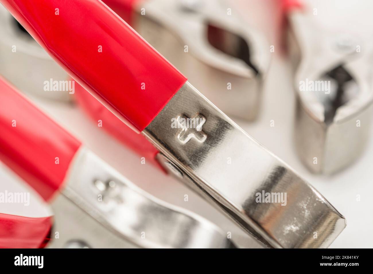 Red positive / +'ve battery terminal crocodile clip / alligator clamp ...