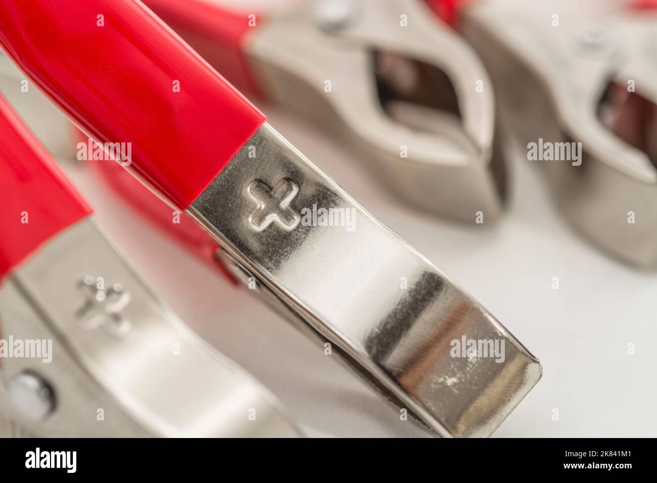 Red positive / +'ve battery terminal crocodile clip / alligator clamp ...