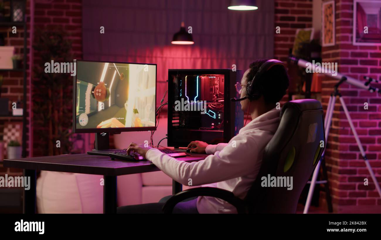 Explaining streamer hi-res stock photography and images - Alamy