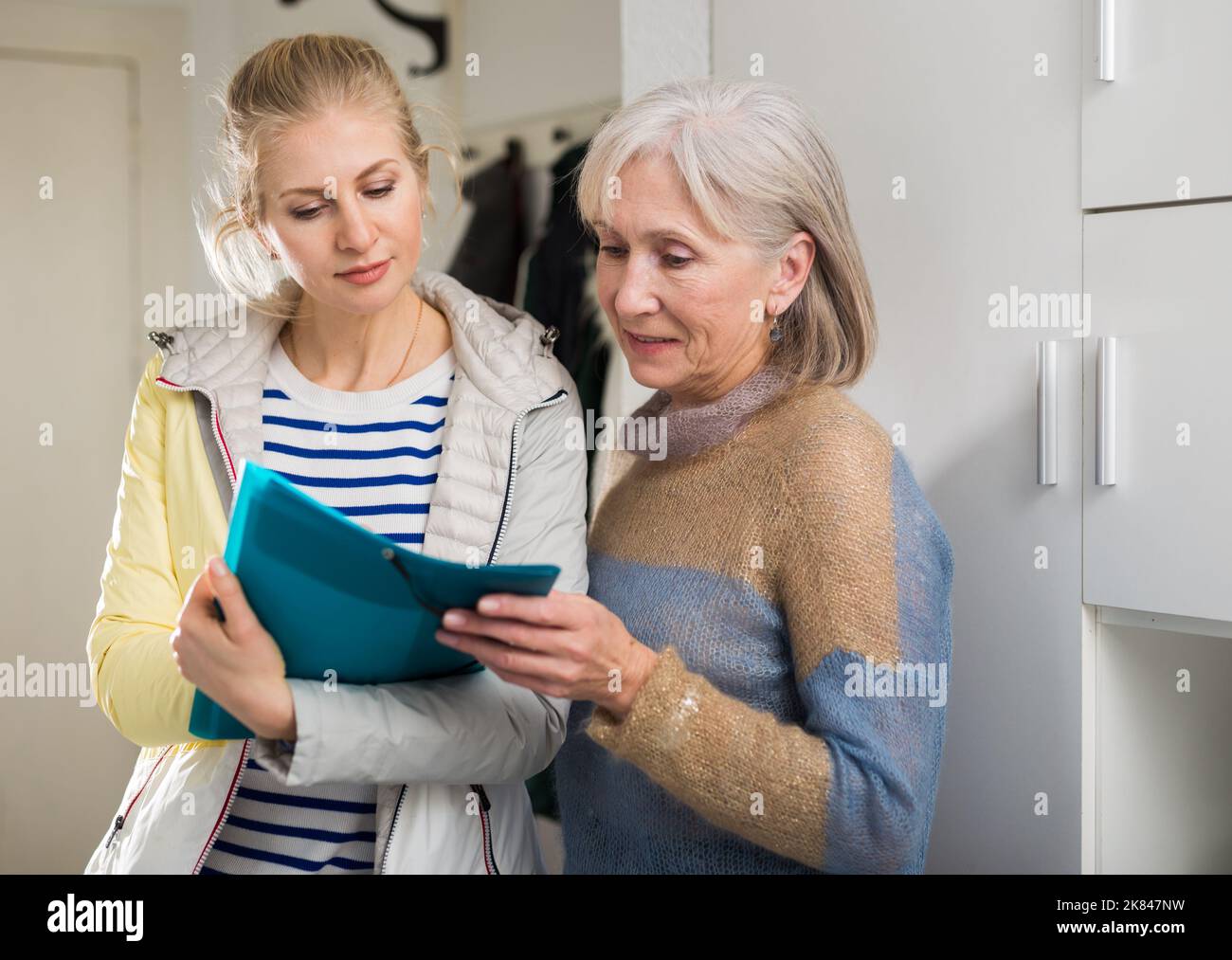 Woman answers door hi-res stock photography and images - Alamy