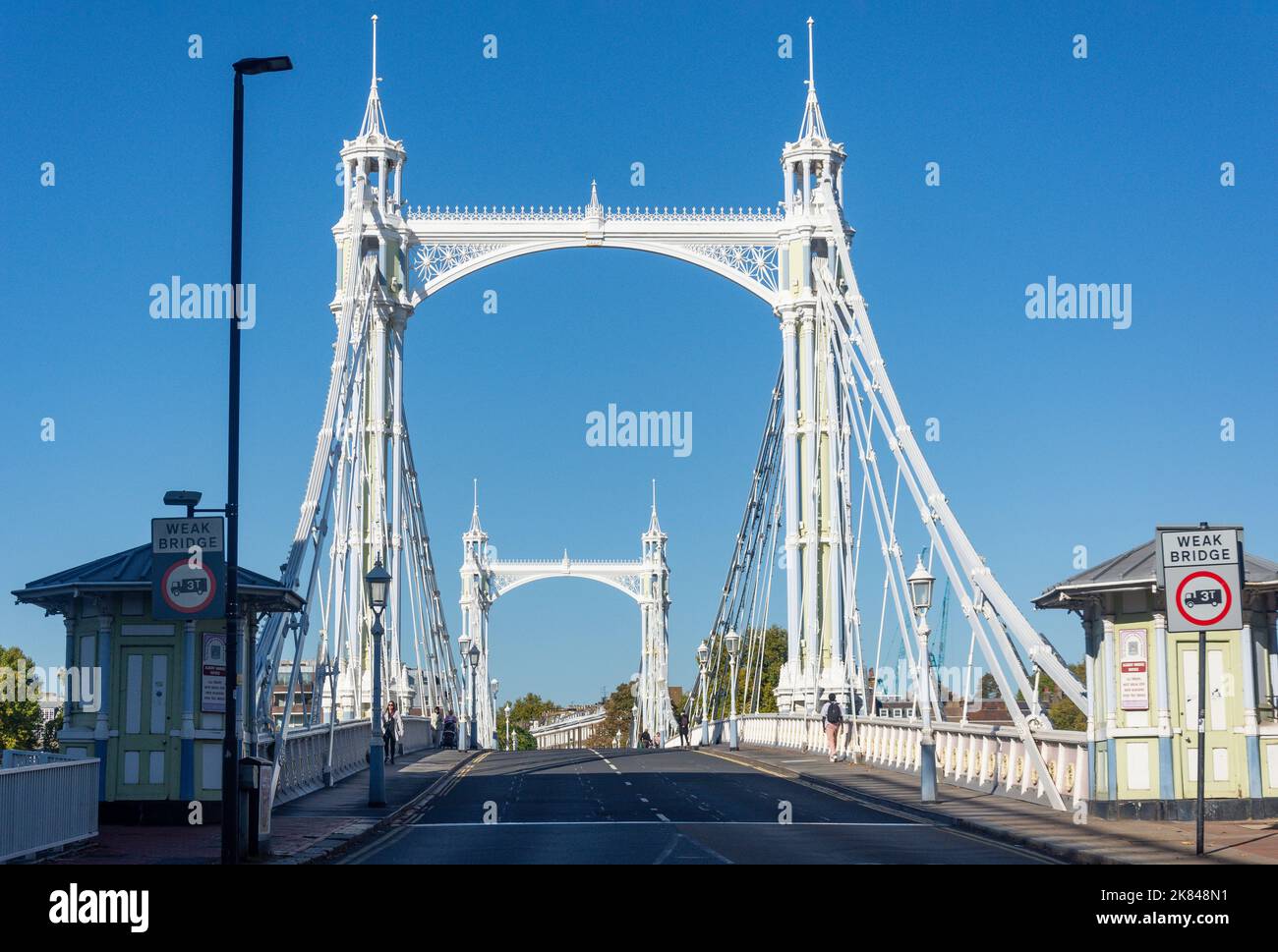 Albert bridge road river thames victorian architecture tollbooth hi-res ...