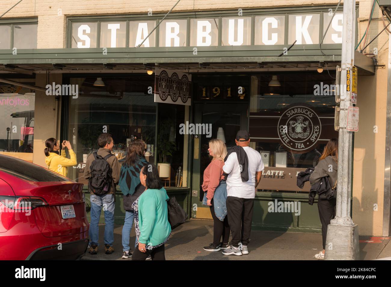 Seattle, USA. 20 Oct, 2022. Disapointed tourists at the closed Iconic ...