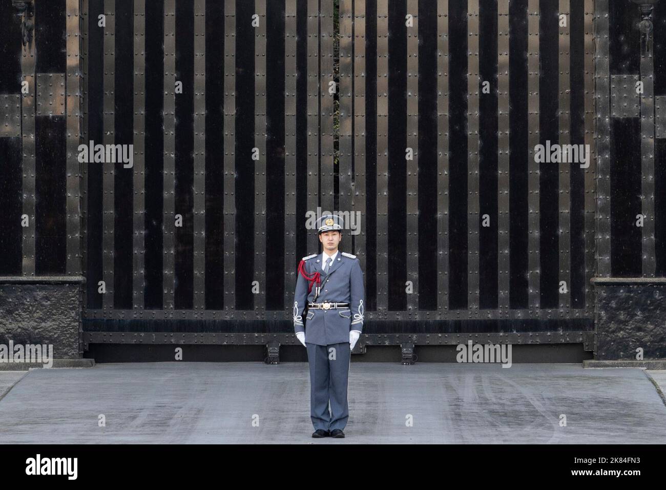 Tokyo, Japan. 20th Oct, 2022. A changing of the royal guard ceremony at ...