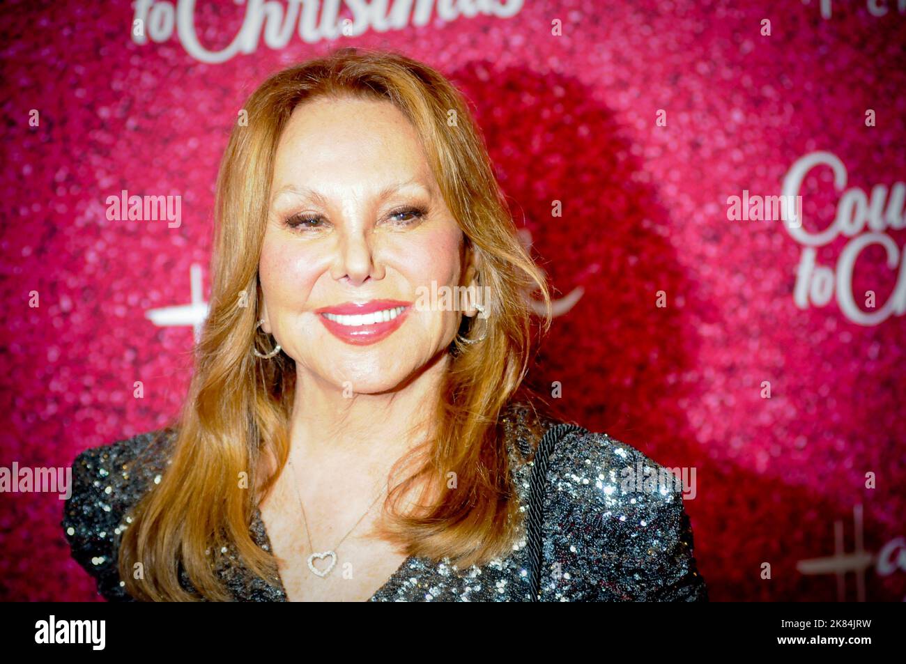 Marlo Thomas attends Hallmark's Countdown to Christmas red carpet at ...