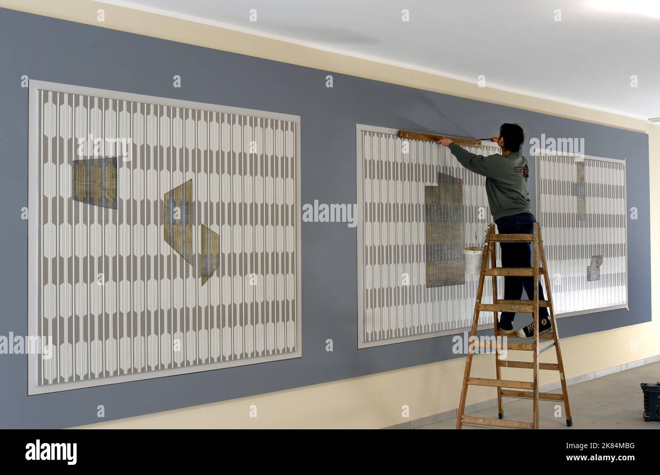 PRODUCTION - 19 October 2022, Saxony, Leipzig: The restorer and ...