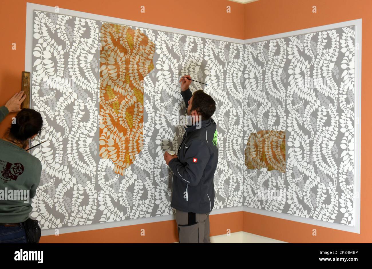 PRODUCTION - 19 October 2022, Saxony, Leipzig: Restorer and graduate ...