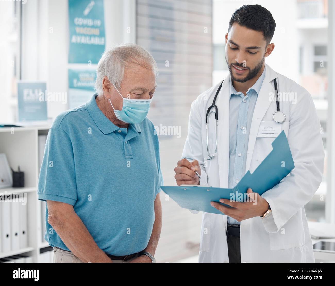Patient doctor office talking hi-res stock photography and images - Alamy