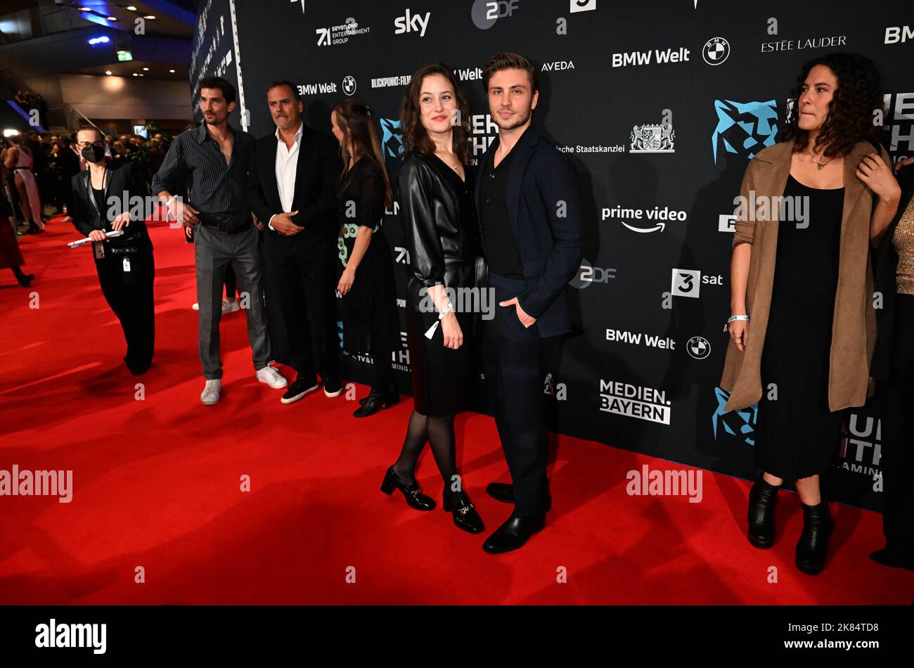 Munich, Germany. 19th Oct, 2022. Actors Dominique Devenport and Jannik ...