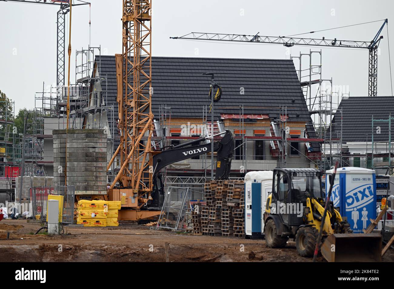 Duisburg, Germany. 20th Oct, 2022. Scaffolding stands on unfinished ...