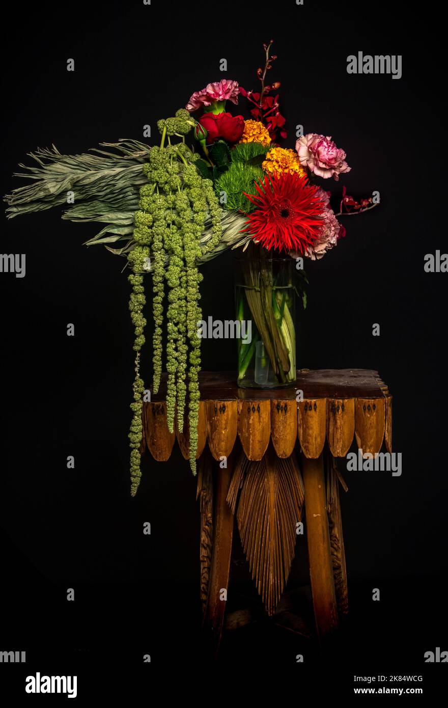 Golden vase with flowers hi-res stock photography and images - Alamy