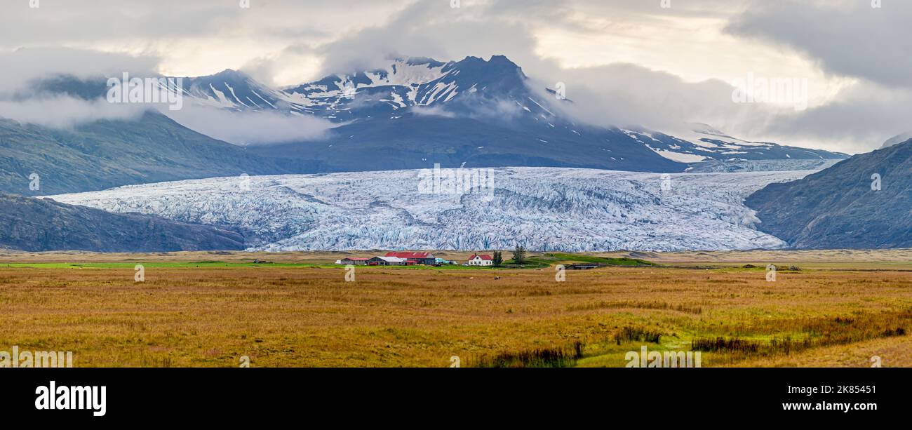 Farm house in front of glacier Kverkfjöll, Iceland Stock Photo - Alamy