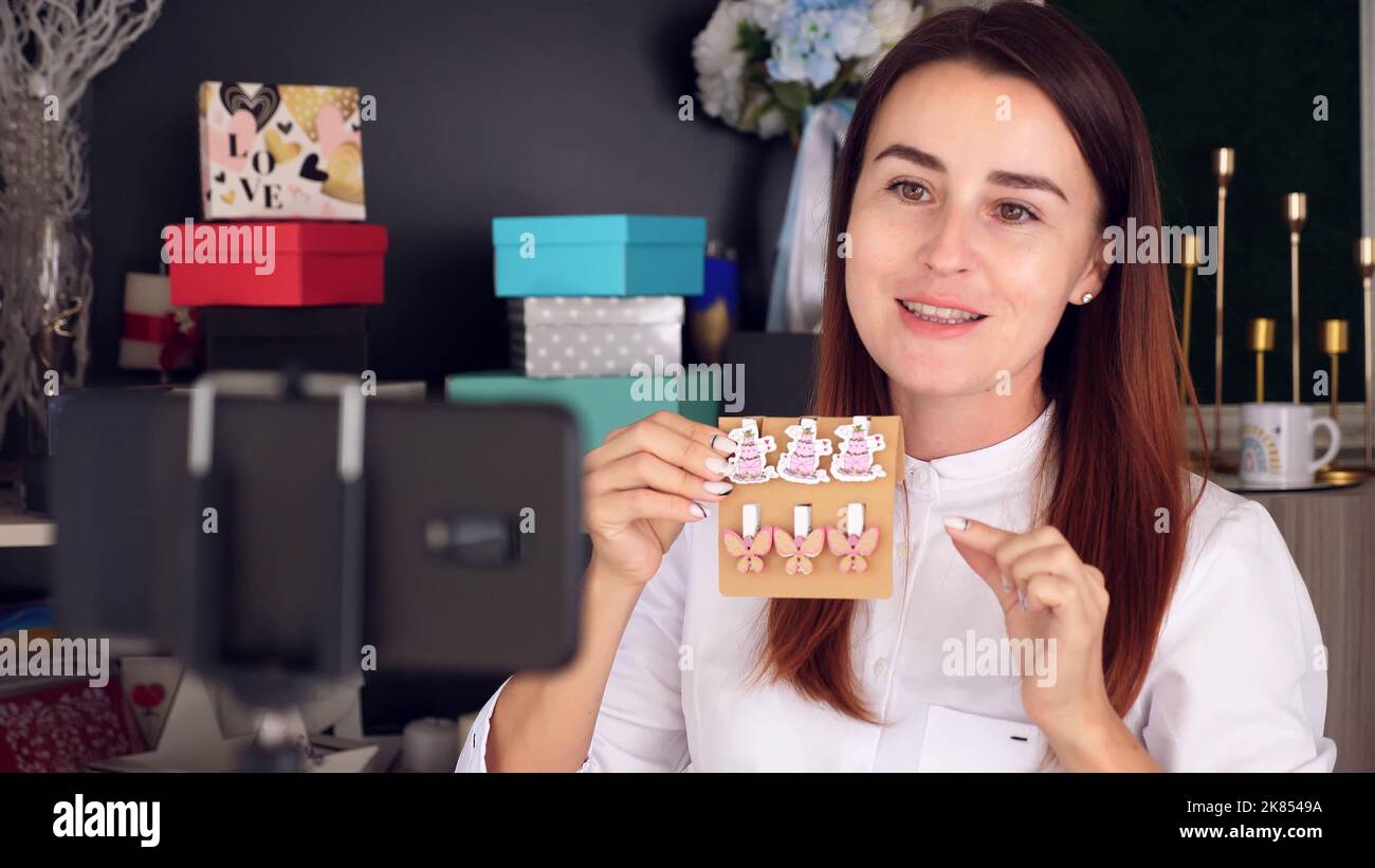 Wrapping tutorial hi-res stock photography and images - Alamy