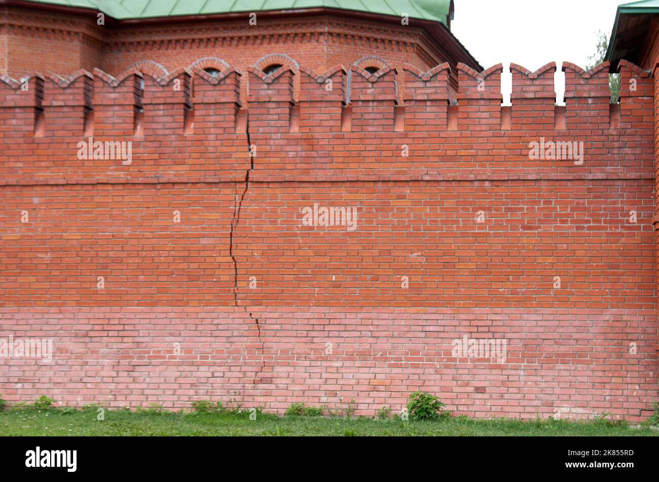 Long vertical crack in a red brick kremlin wall Stock Photo - Alamy