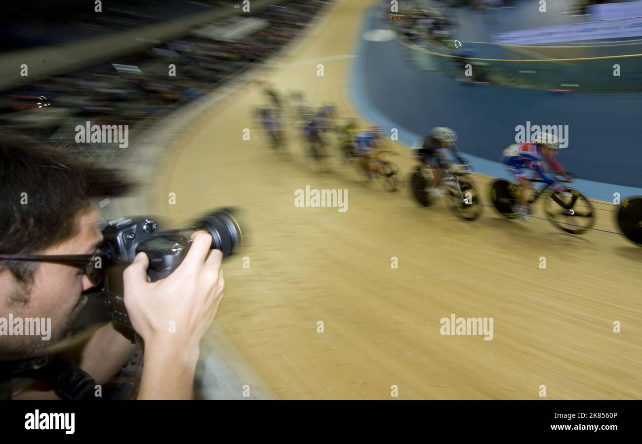 Joanna Rowsell in the Women's Omnium qualifyer, a photographer takes a ...
