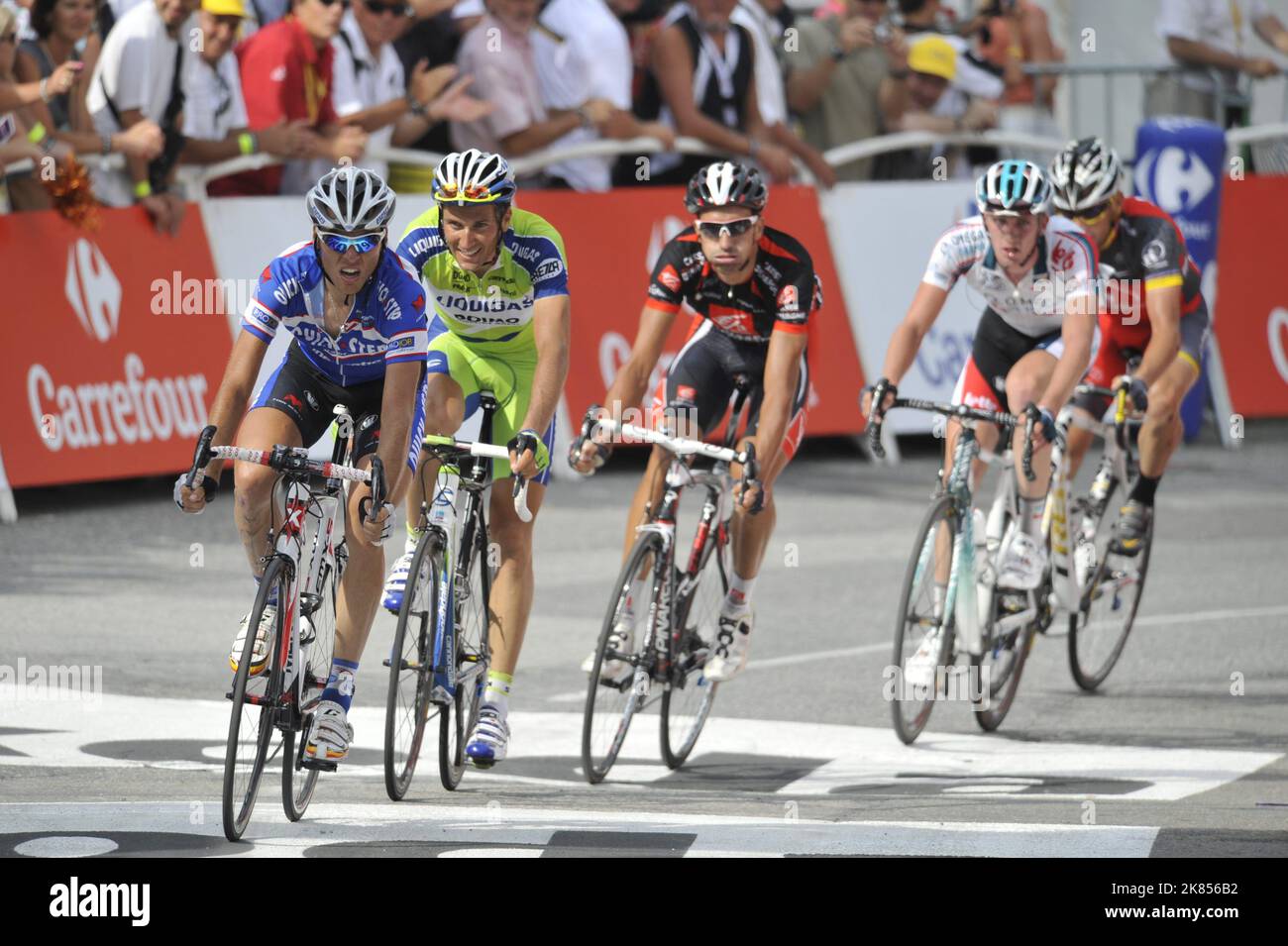 General view of Kevin de Weert, followed by Ivan Basso, Ruben Plaza ...