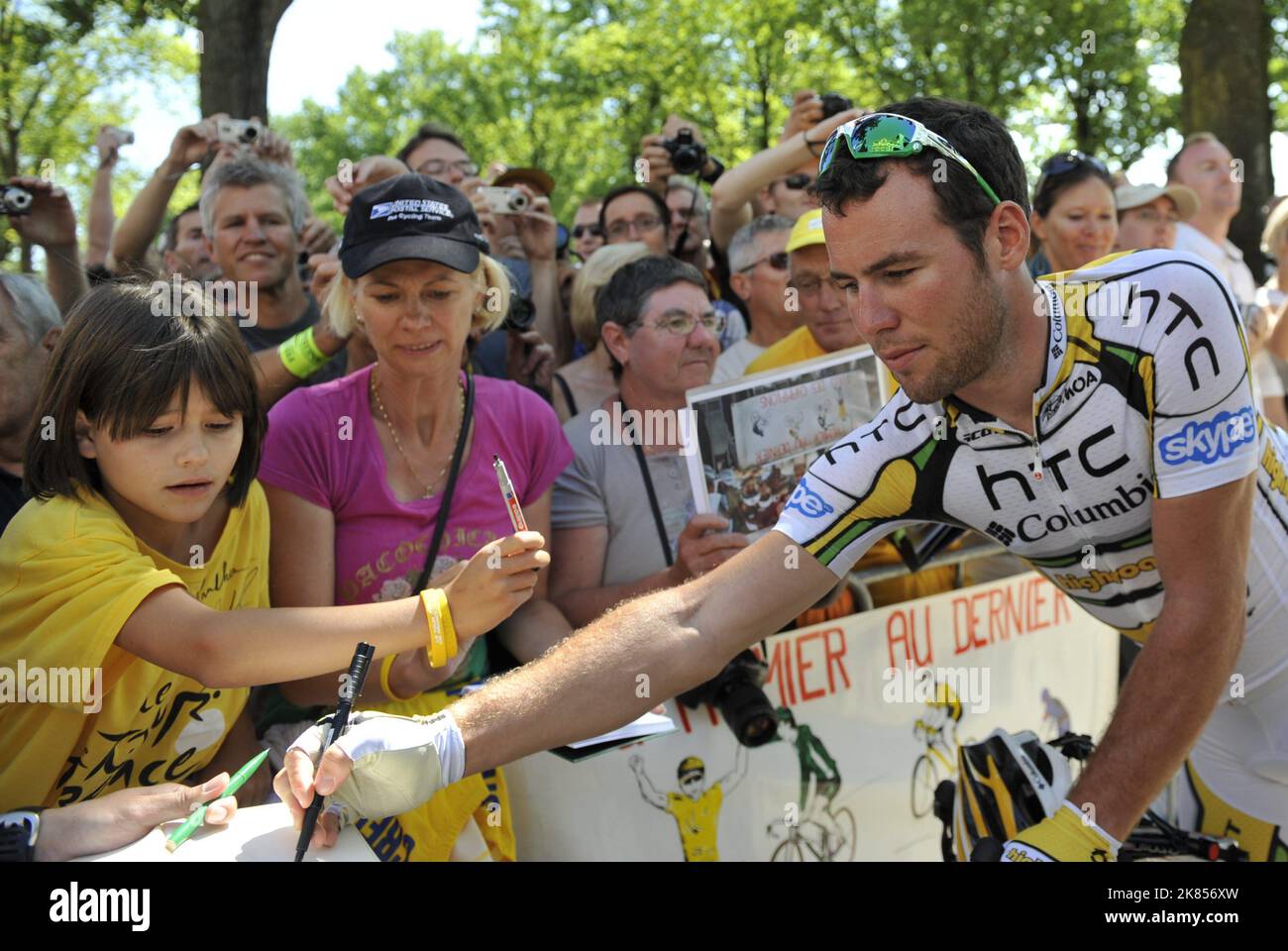 Team HTC Columbia's Mark Cavendish signs autographs for spectators ...