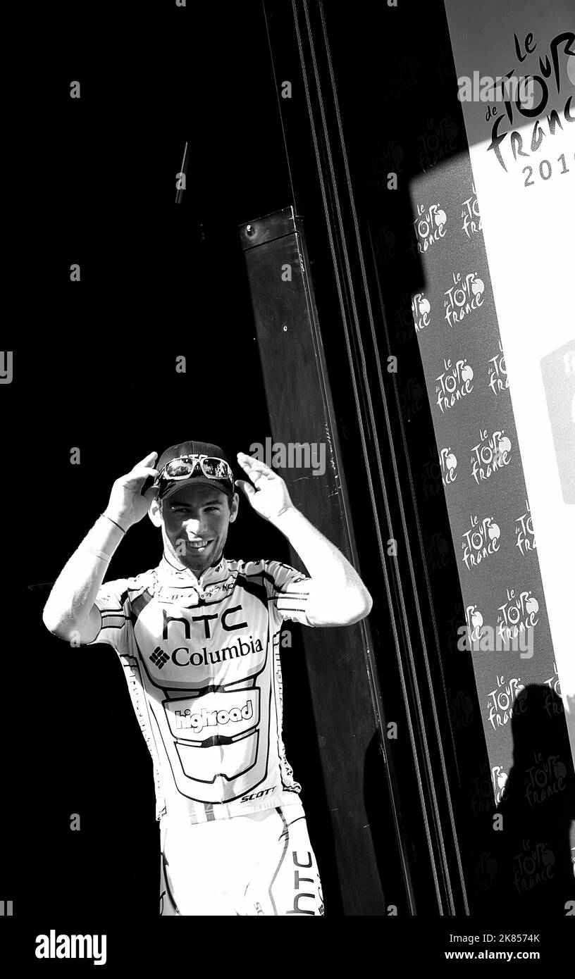 HTC Columbia's Mark Cavendish crosses the finish line in first place ...