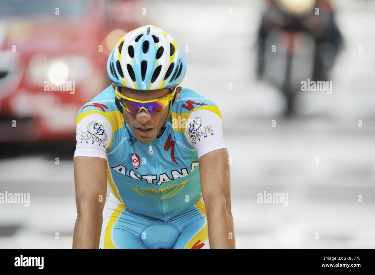 Alberto Contador crosses the stage 9 finish line Stock Photo - Alamy