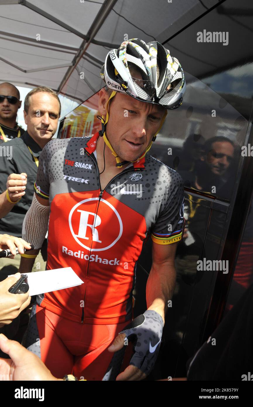 Lance Armstong of Team Radio Shack at the start of stage 3 Stock Photo ...