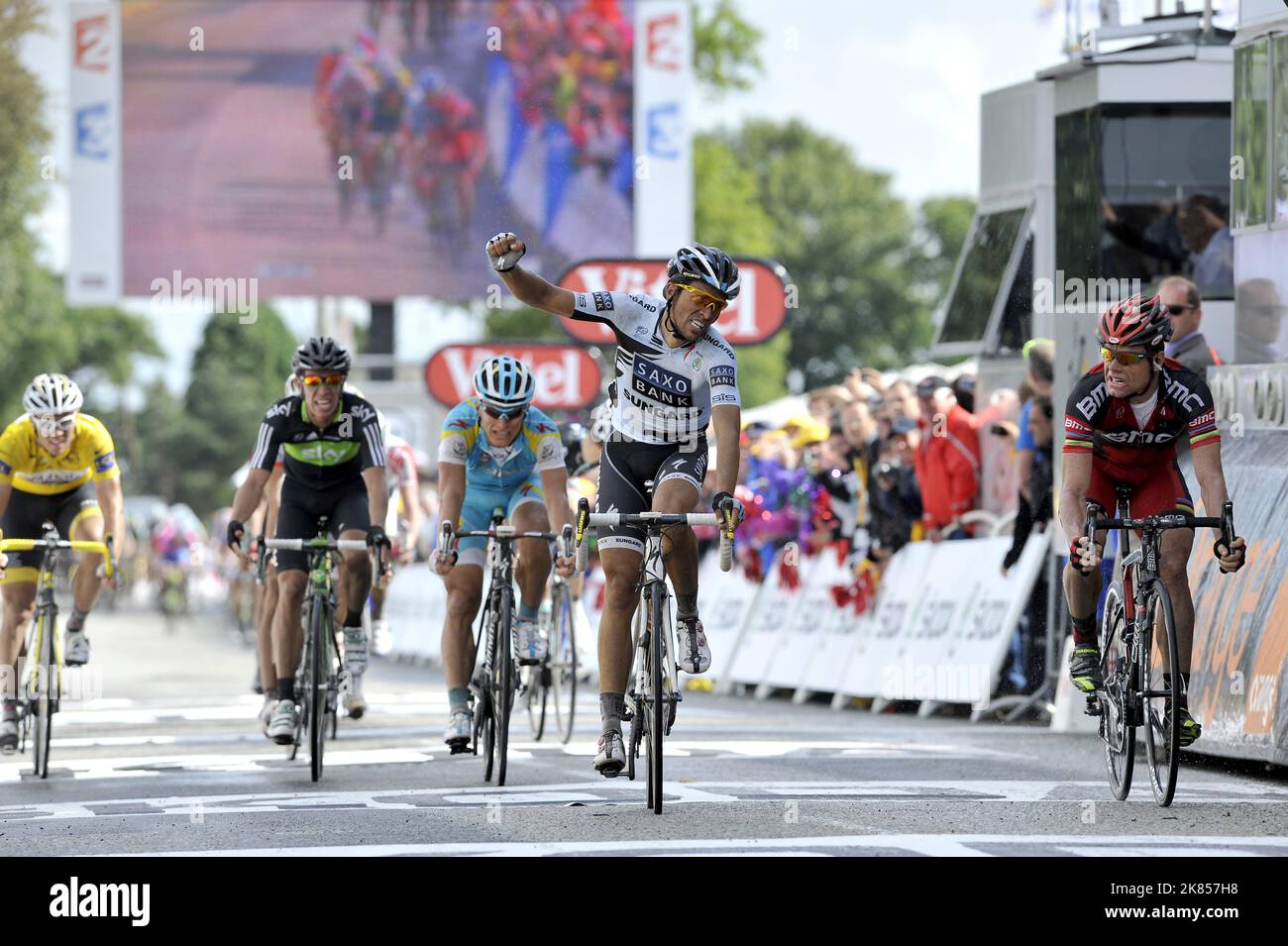 BMC Racing Team's Cadel Evans (R) wins stage 4 while Saxo Bank Sungard ...