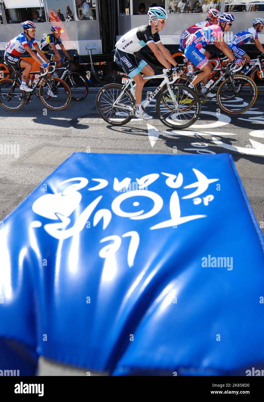 General view of the finishing line hi-res stock photography and images ...