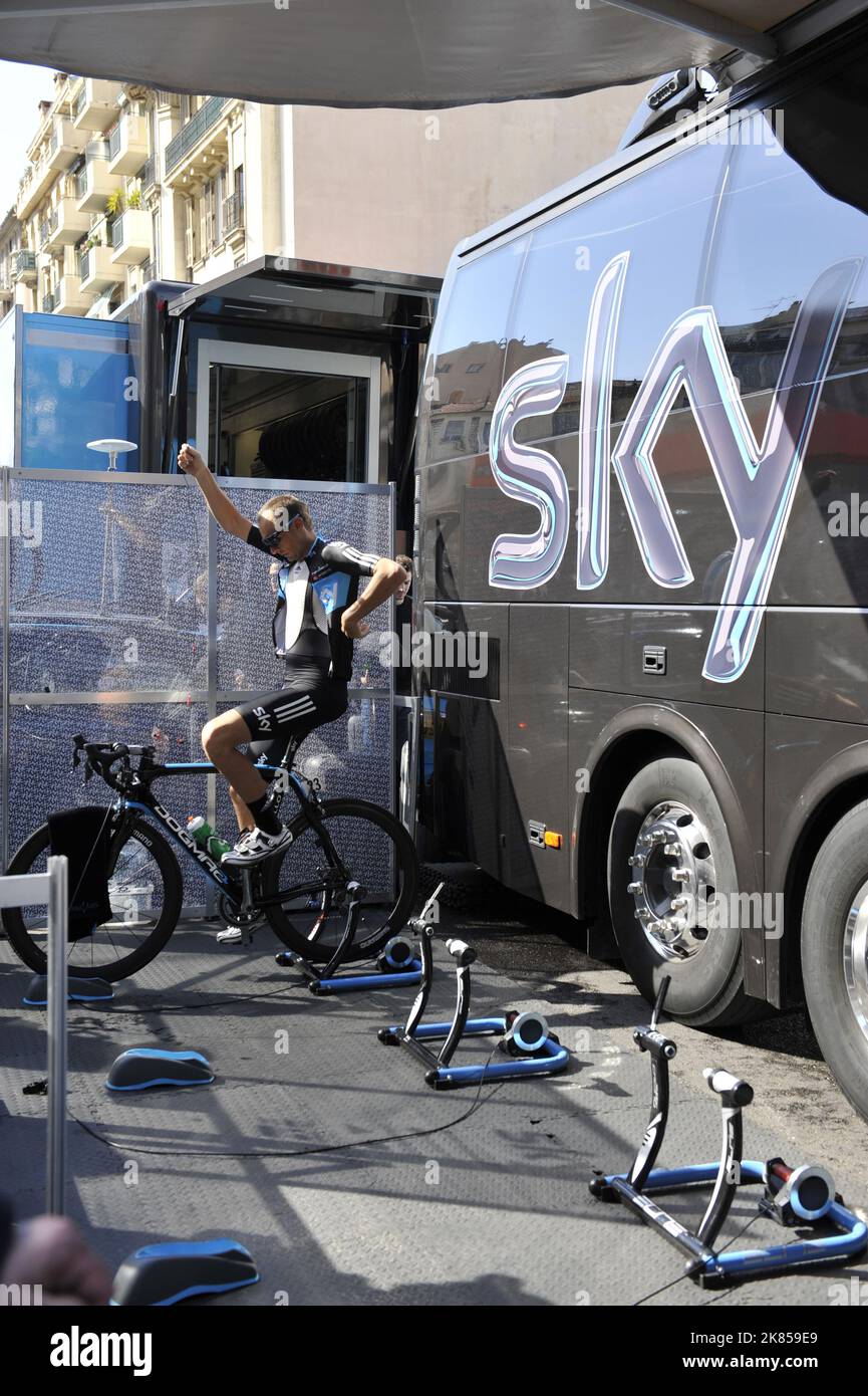 Paris Nice, Col D'Eze final day Time trial, Danny Pate warms up outside ...