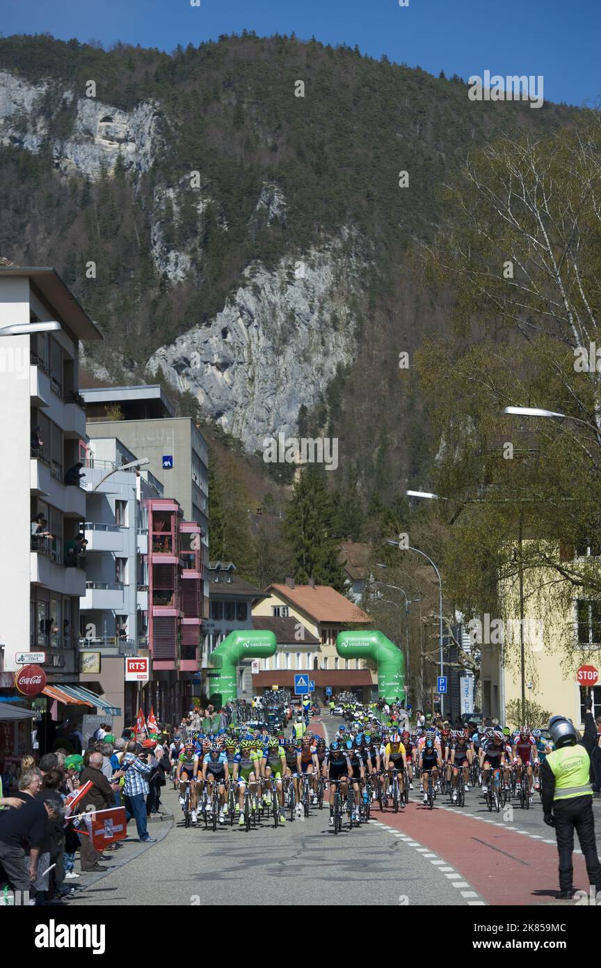 Team Sky Procycling along with Bradley Wiggins in Yellow, Michael ...