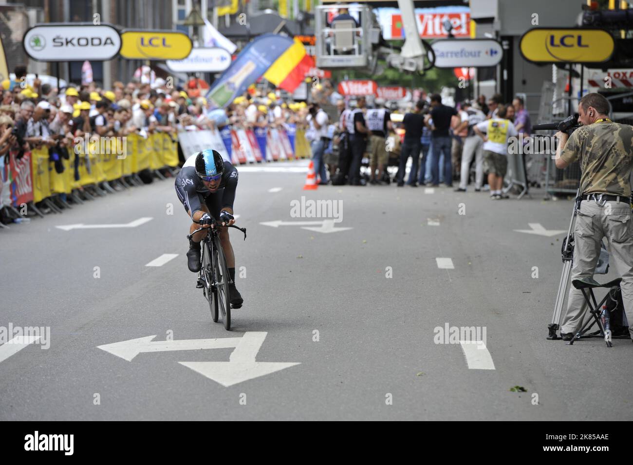 Mark Cavendish of team sky procycling cycles back from the finish line ...