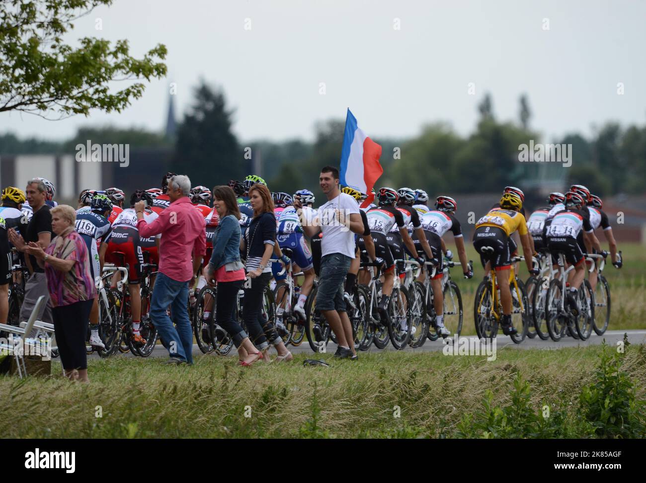 The peloton ride through the corn fields and fans wave the French flag ...