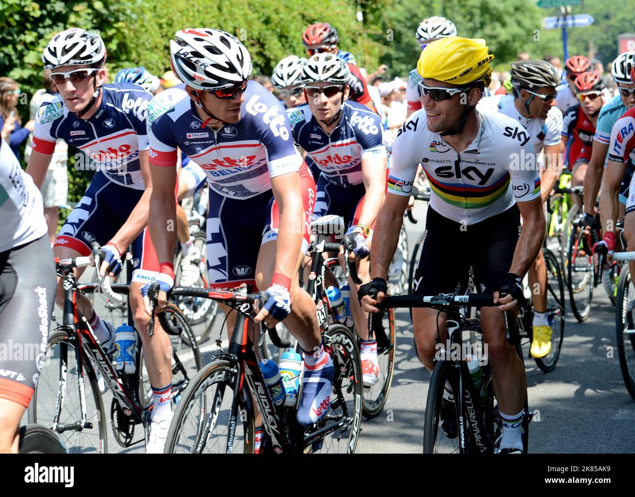 Mark Cavendish of team Sky (right) and Adam Hansen of team Lotto ...