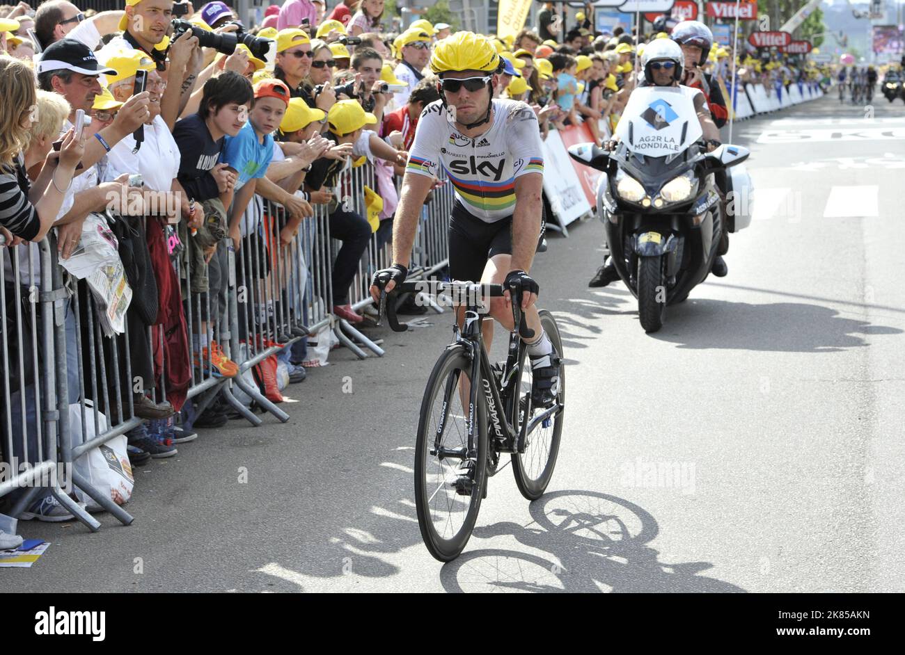 Mark Cavendish team Sky Procycling crosses the finish line after ...