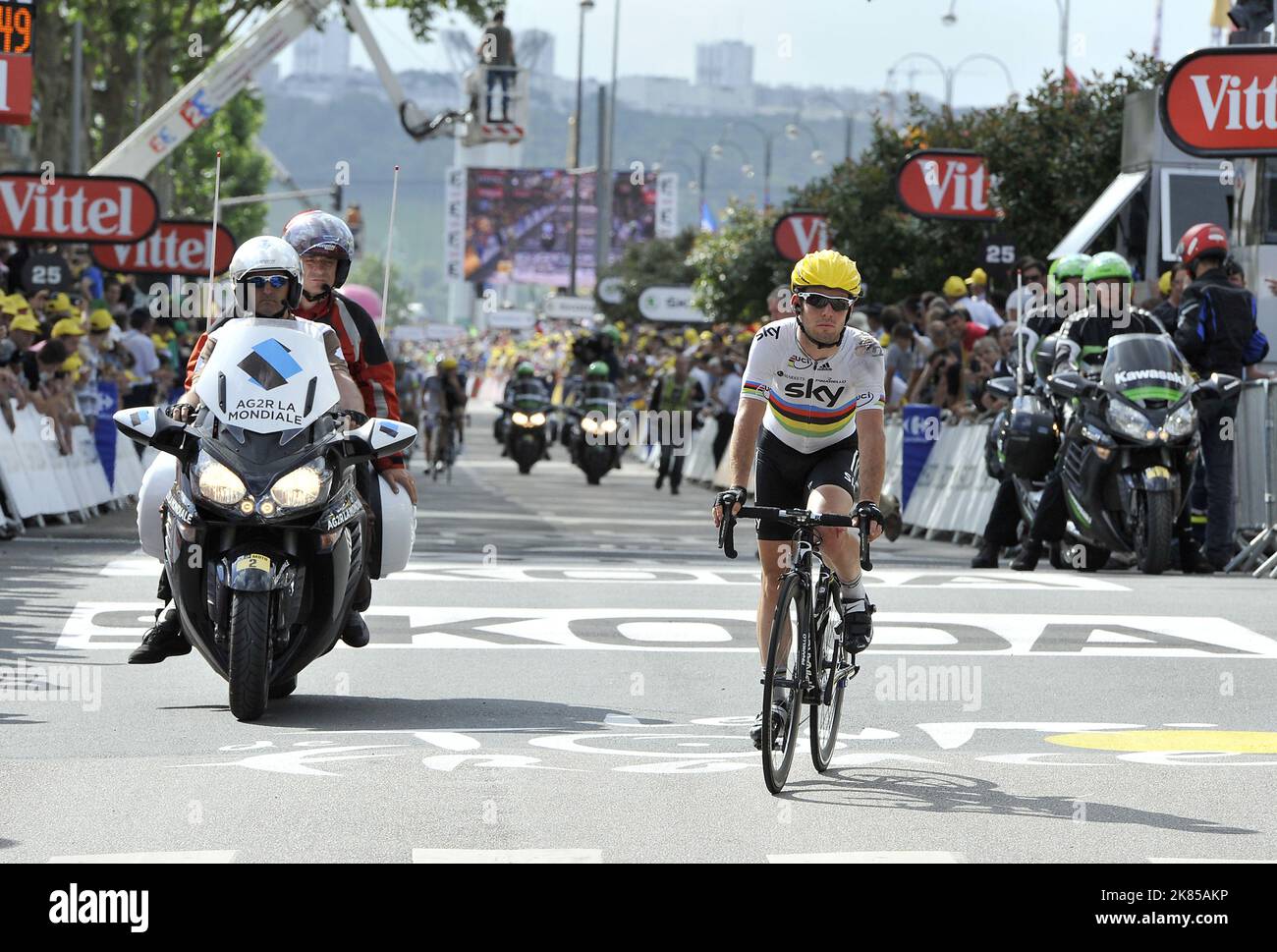 Mark Cavendish team Sky Procycling crosses the finish line after ...