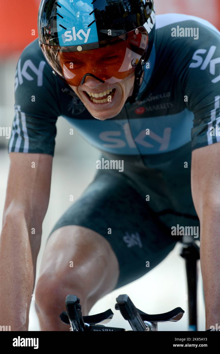 Chris Froome of team Sky Procycling crosses the finish line in 2nd ...