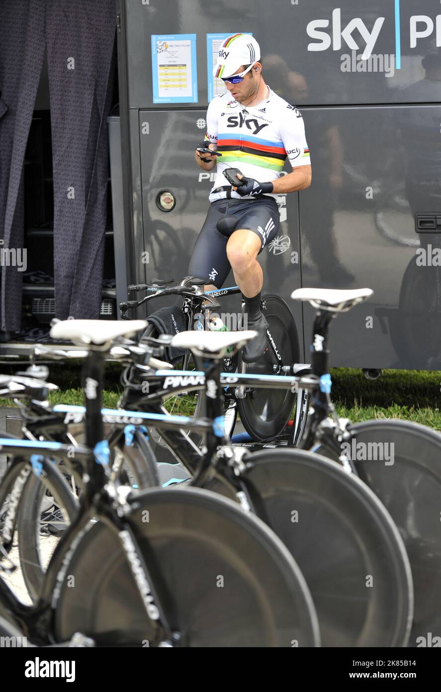 Mark Cavendish of team Sky Procycling warms up before the time trial ...