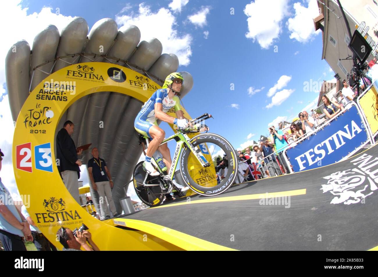 Ivan Basso team Liquigas rolls off the starting ramp, Stage 9 Arc-Et ...