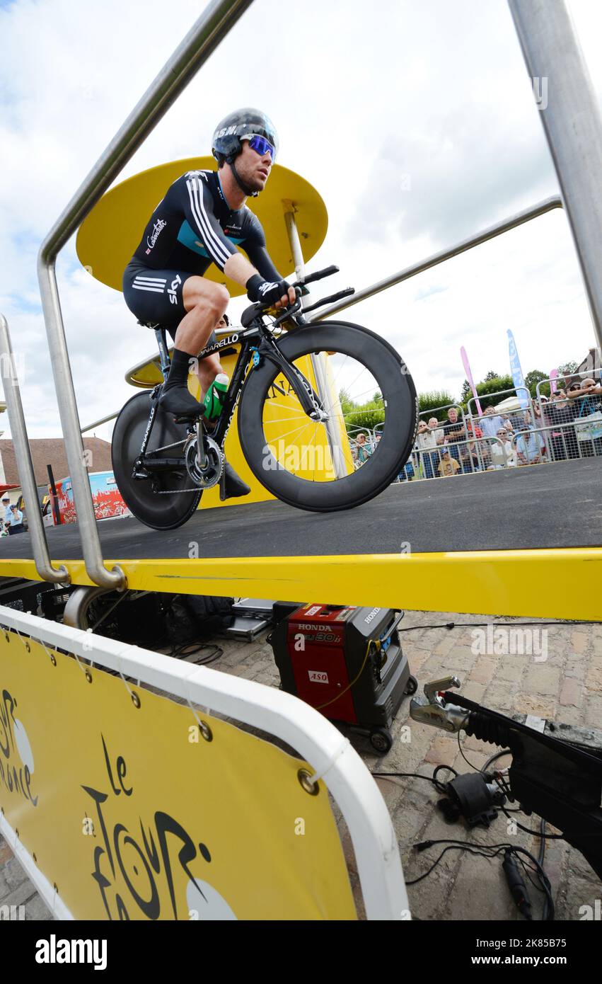 Mark Cavendish team Sky Procycling prepares for his time trial on the ...