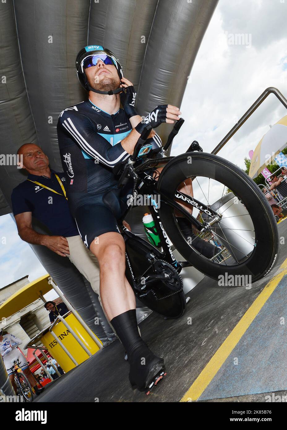 Mark Cavendish team Sky Procycling prepares for his time trial on the ...
