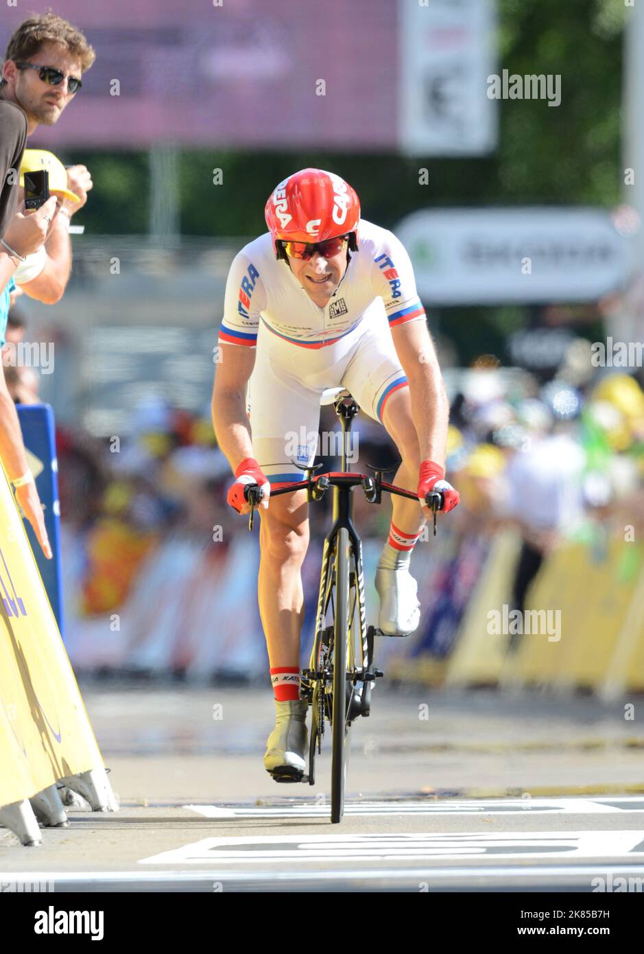 Denis Menchov team Katusha crosses the finish line, Stage 9 Arc-Et ...
