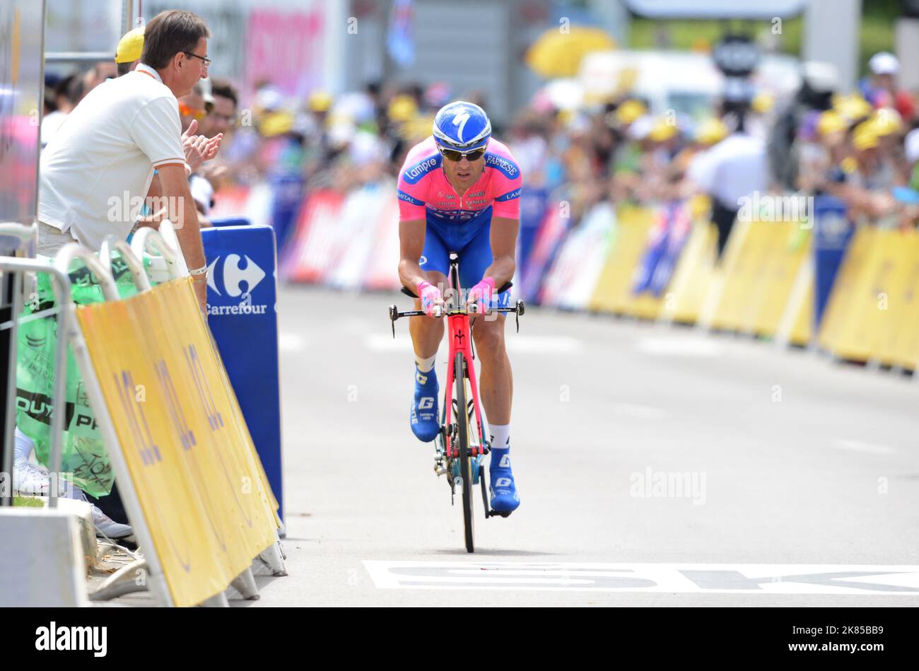Alessandro Petacchi team Lampre ISD crosses the finish line, Stage 9 ...