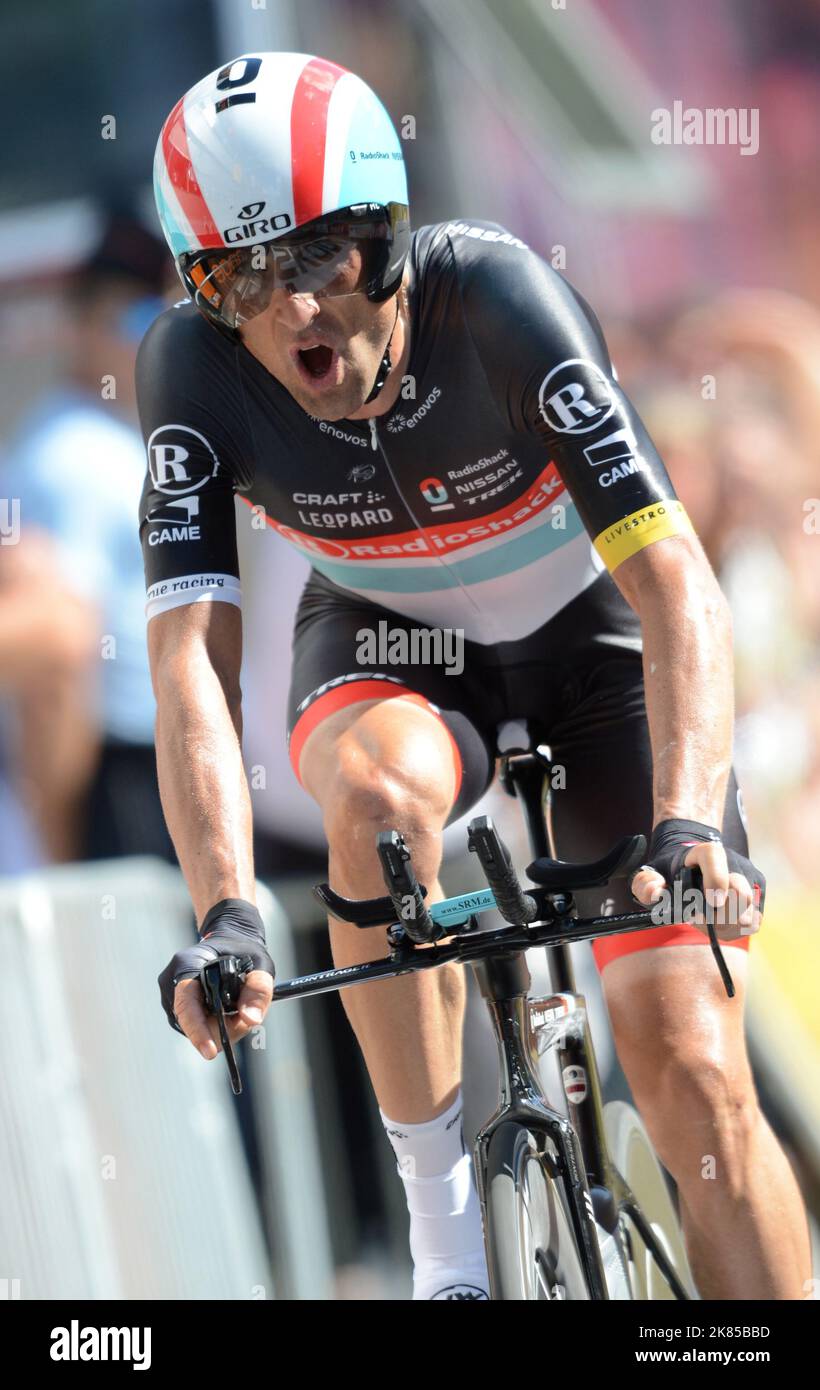 Haimar Zubeldia team Radioshack Nissan crosses the finish line, Stage 9 ...