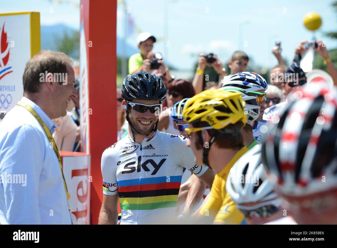 Mark Cavendish and the leading group of riders, Bradley Wiggins and ...
