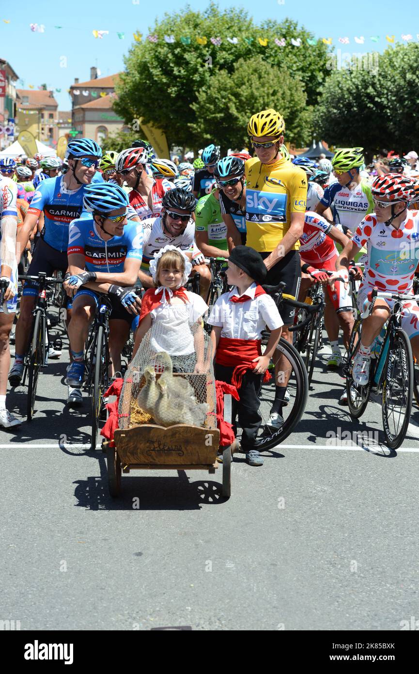 Duckings line hi-res stock photography and images - Alamy