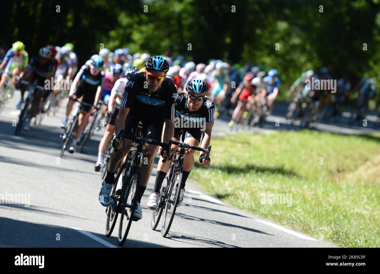 Christian Knees and Bernhard Eisel lead the bunch stage 15 from Samatan ...