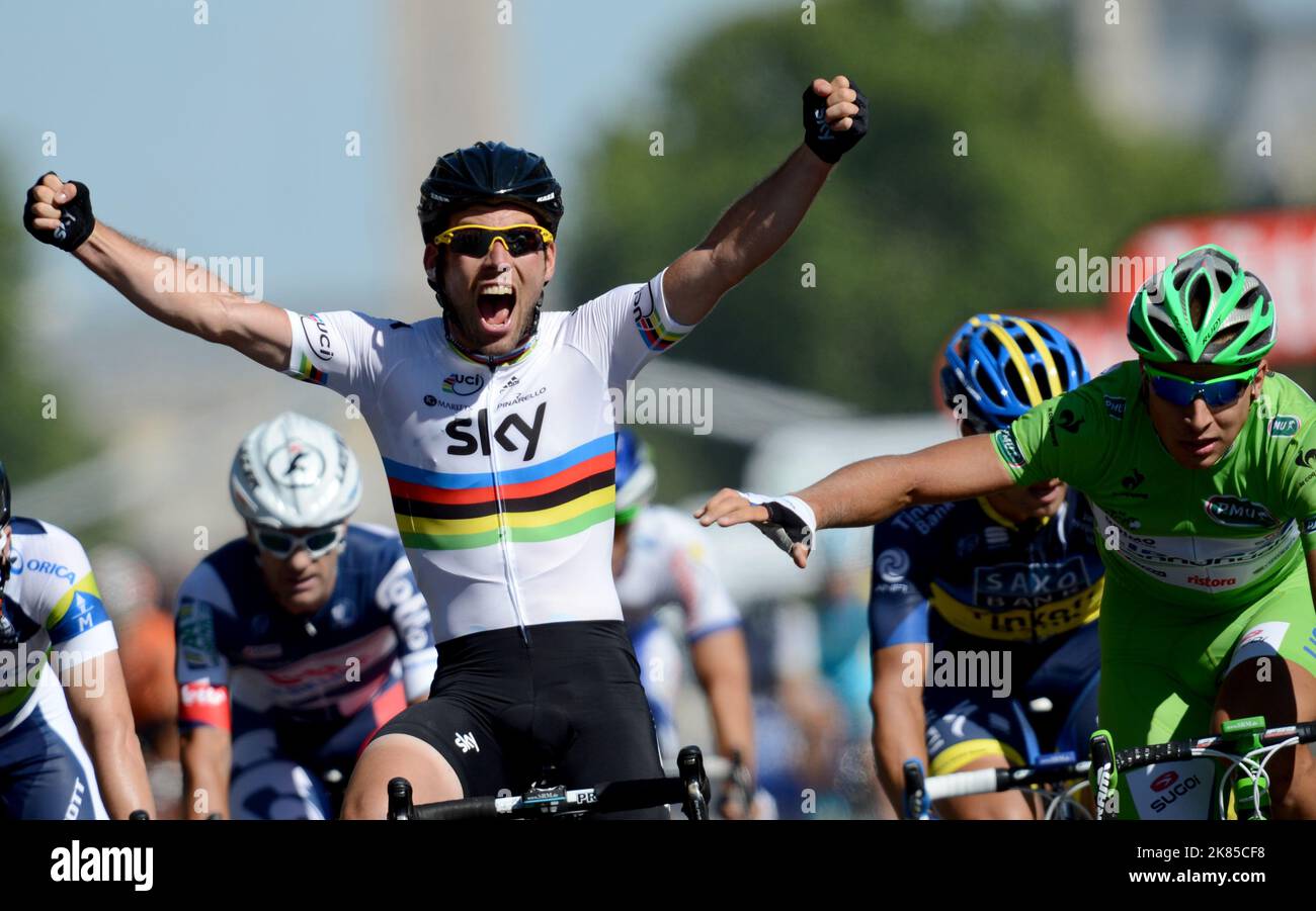 Mark Cavendish wins the final stage on the Champs Elysee.whilst Peter ...