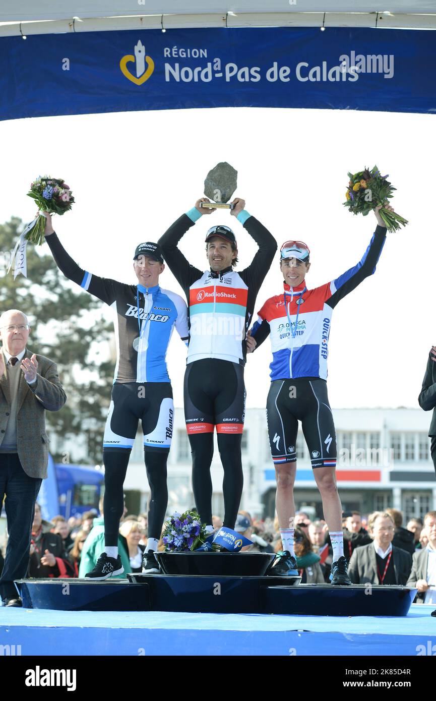 Fabian Cancellara team Radioshack Leopard takes fist place (centre ...