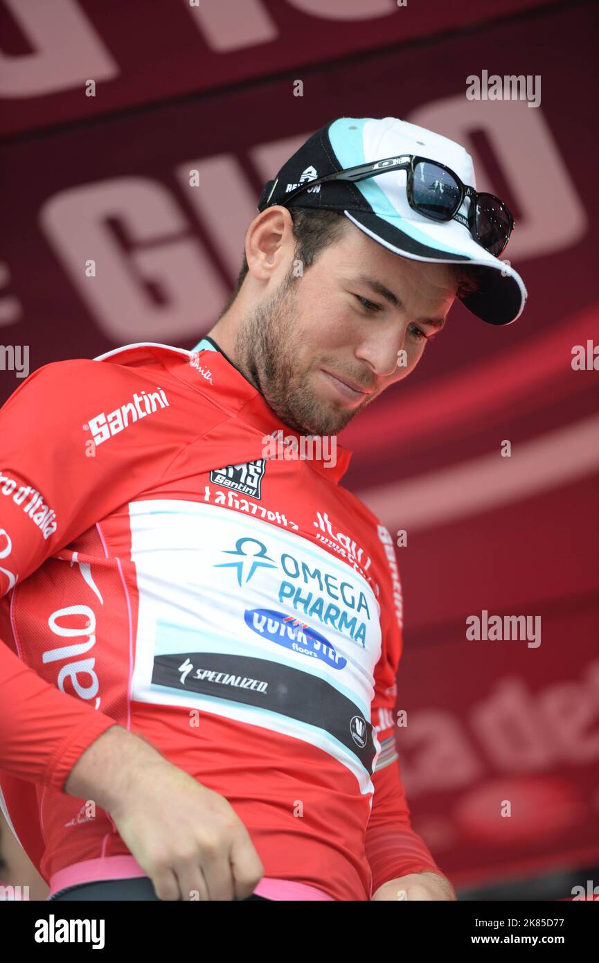 Mark Cavendish (team Omega Pharm Quickstep) stands on the podium ...