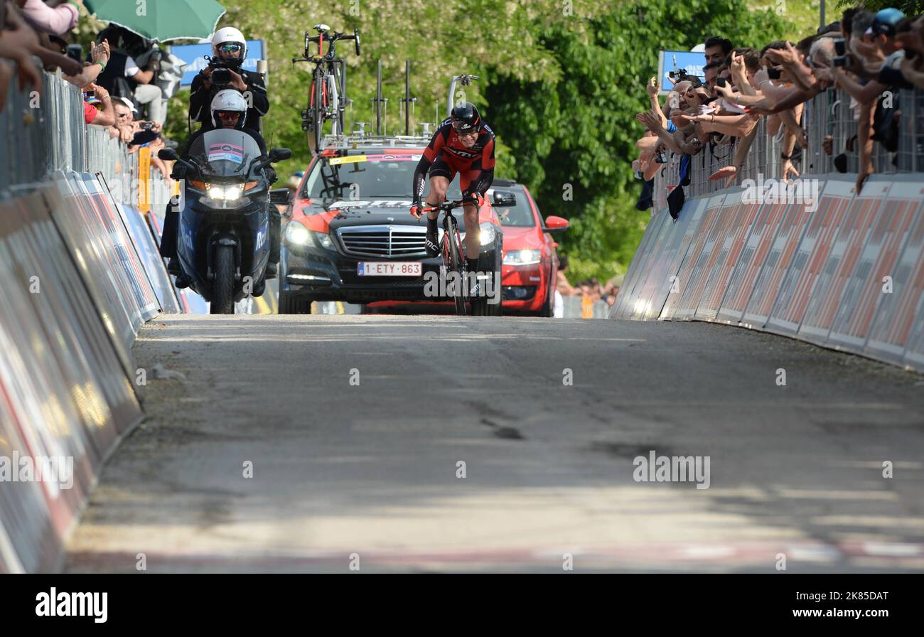 Cadel Evans sprints the last 100m of the individual time trial to come ...
