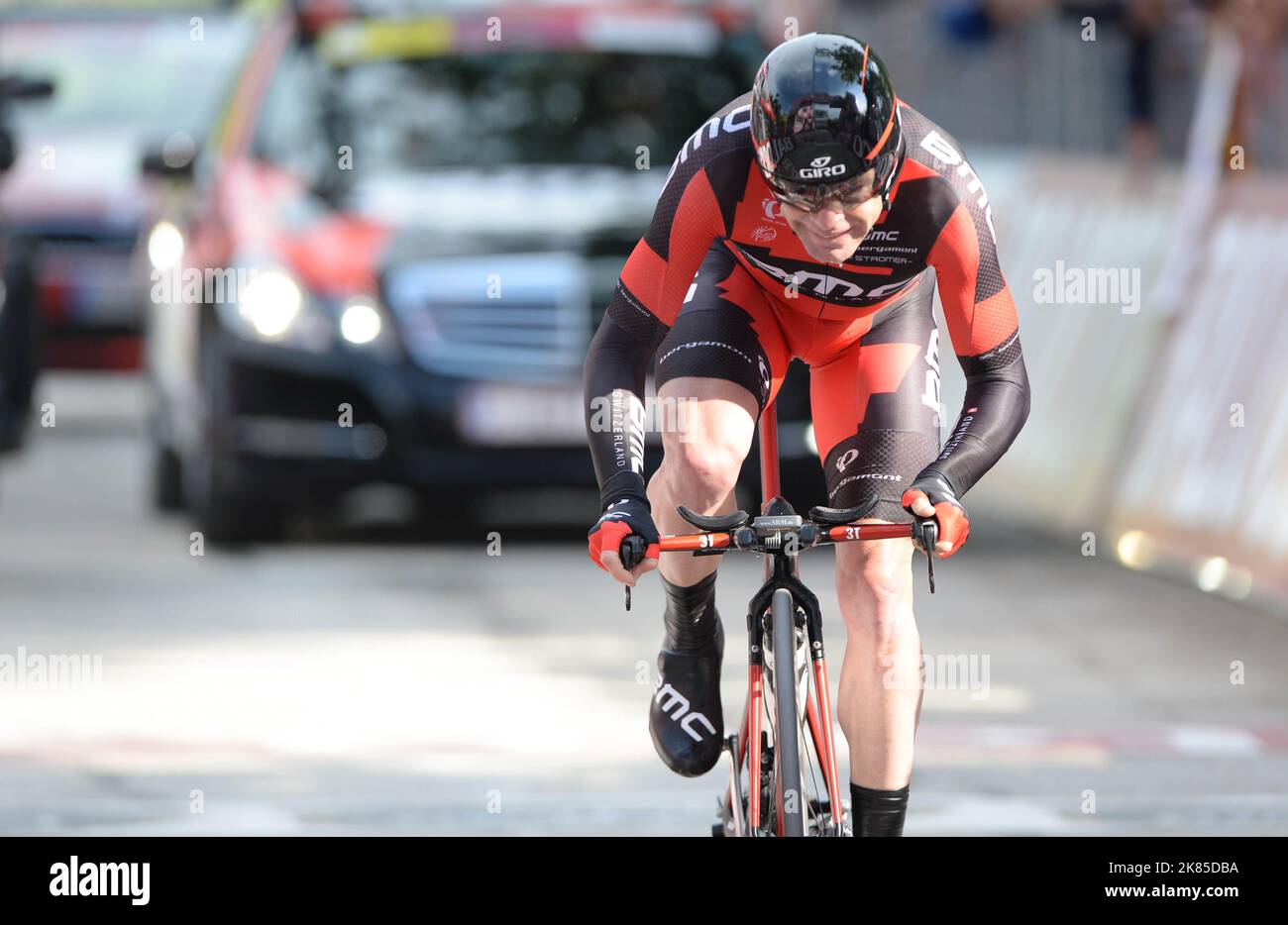 Cadel Evans sprints the last 100m of the individual time trial to come ...