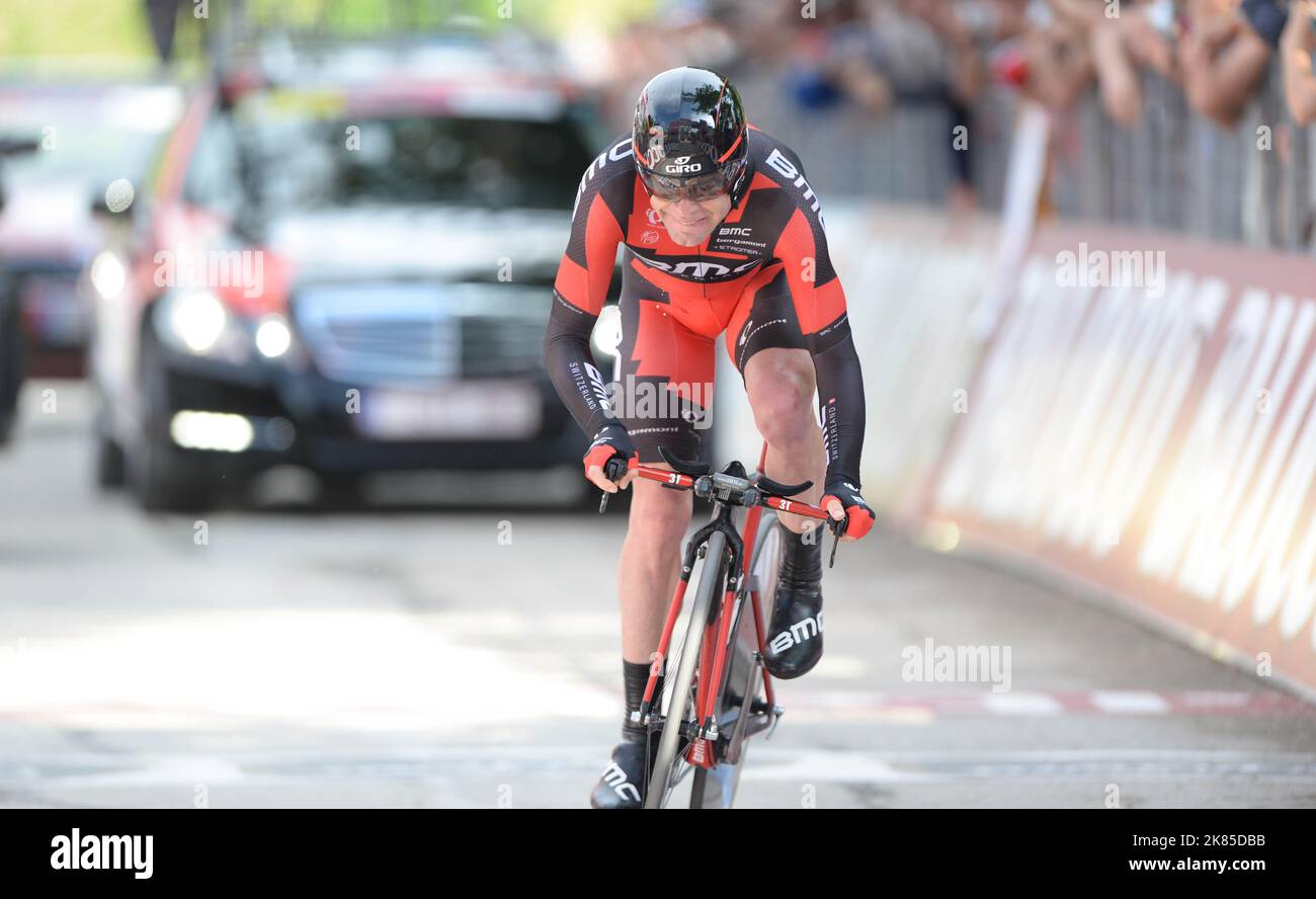 Cadel Evans sprints the last 100m of the individual time trial to come ...